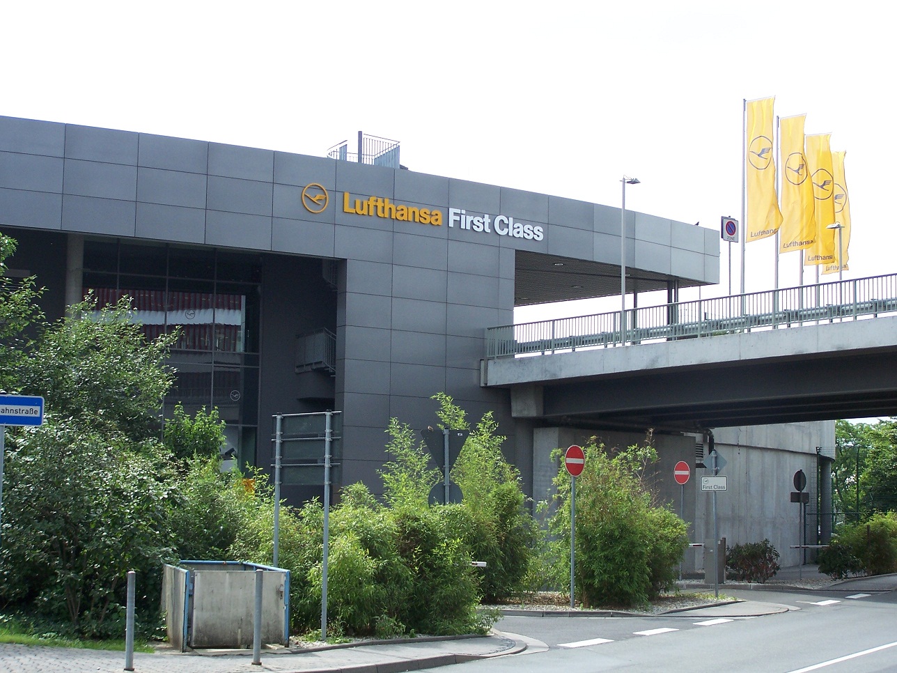 Frankfurt_Flughafen,_Lufthansa_First_Class_Terminal - Zac George