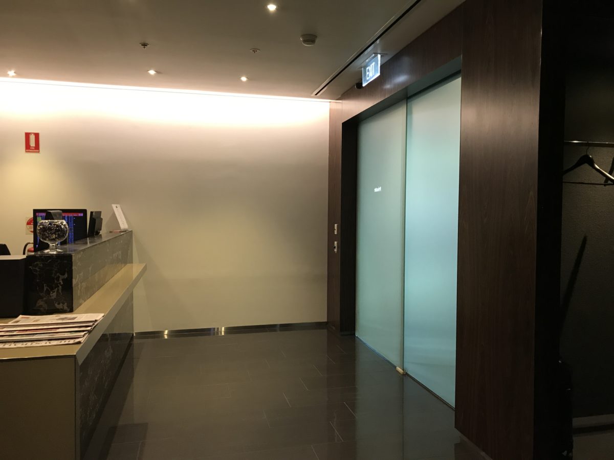 A Rare Look Inside The Qantas Chairman's Lounge In Brisbane - Zac George